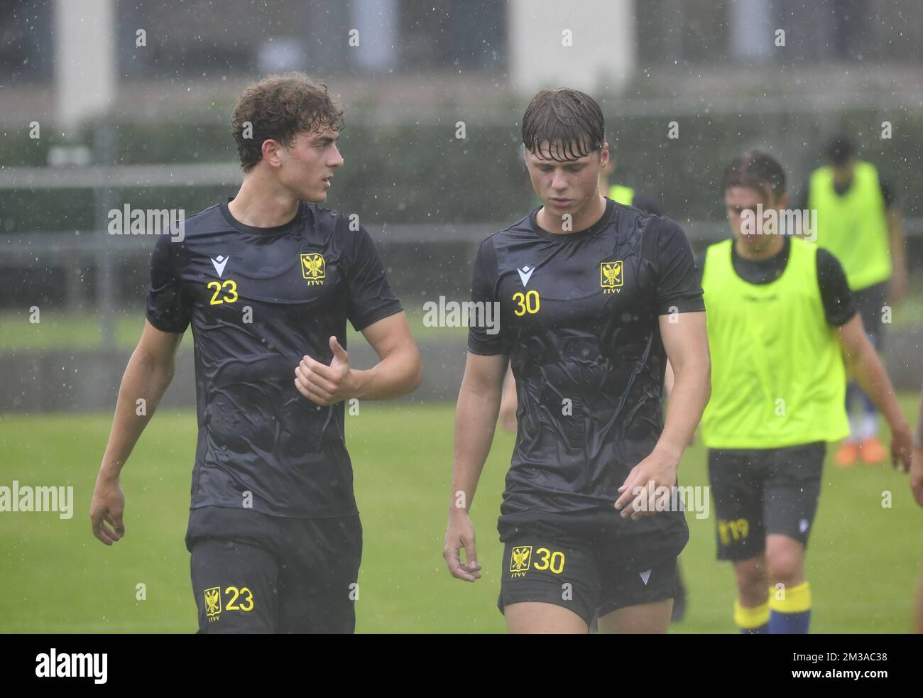 Mathias Delorge Knieper von STVV spricht mit rein Van Helden von STVV ...