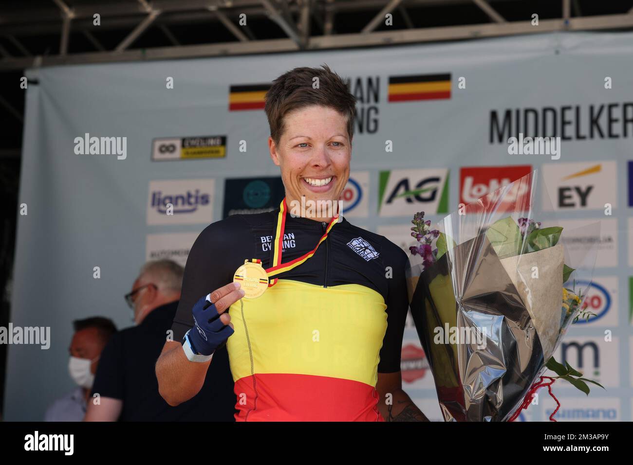 Kim De Baat feiert auf dem Podium, nachdem er das Elite-Rennen der ...