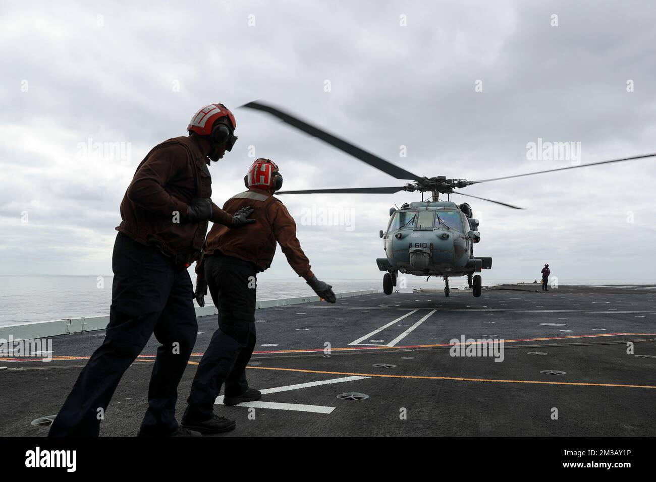 PACIFIC OCEAN (Oct. 1, 2022) Aviation Machinist’s Mate Airman Tyler ...