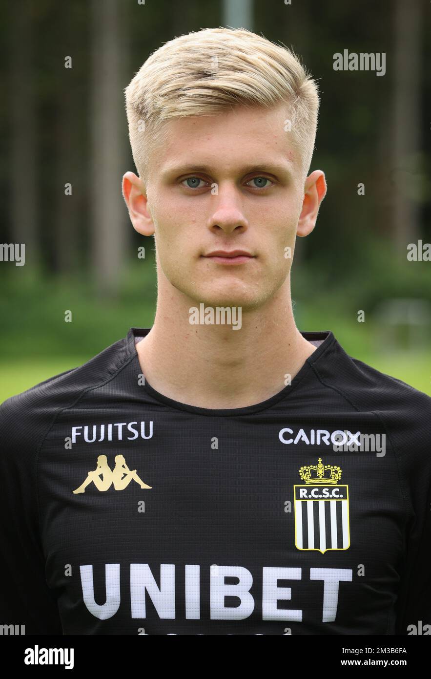 Martin Wasinski von Charleroi posiert für den Fotografen beim ...