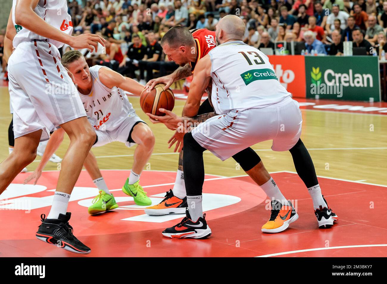 Der Belgier Vrenz Bleijenbergh (21), der Deutsche Daniel Theis (10) und ...