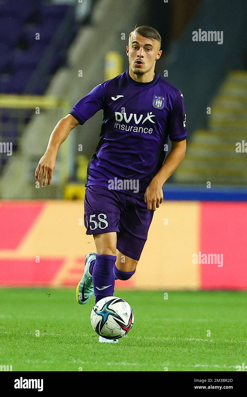 Ethan Butera von RSCA Futures in Aktion während eines Fußballmatches ...