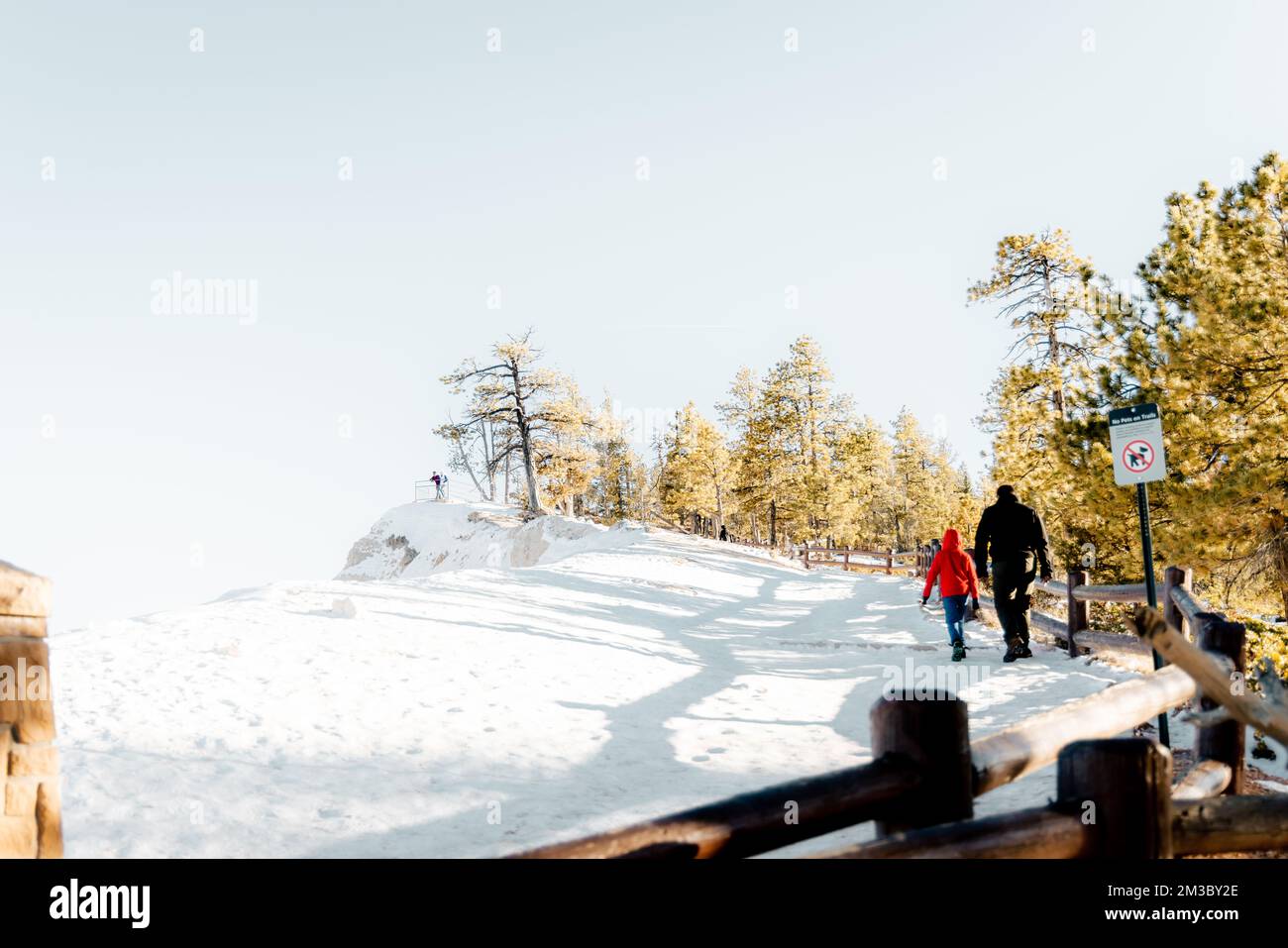 Nicht wiedererkennbarer Vater und Sohn, die im Winter im Bryce Canyon ...
