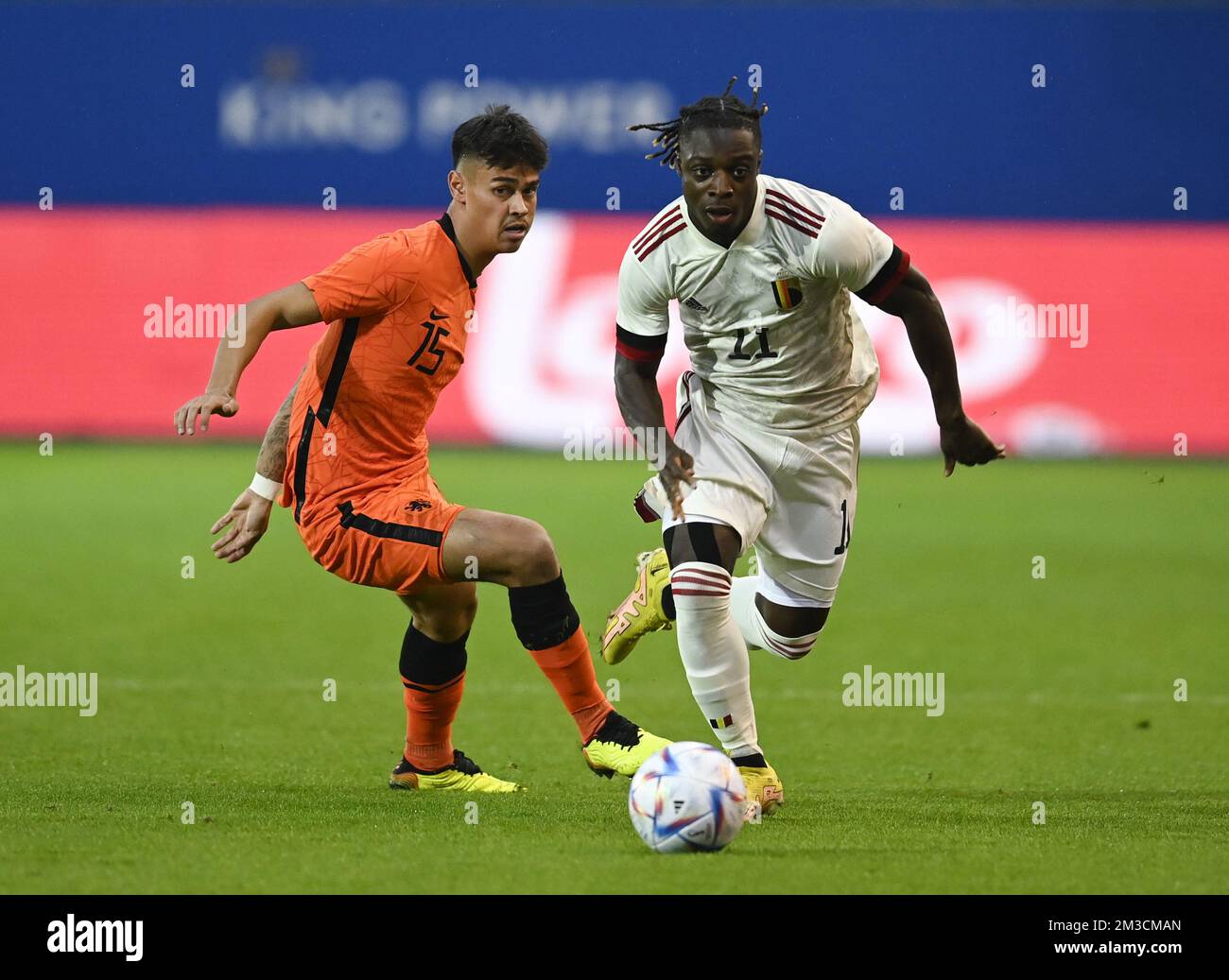 Mees Hilgers von Jong Oranje und Jeremy Doku aus Belgien kämpfen am ...