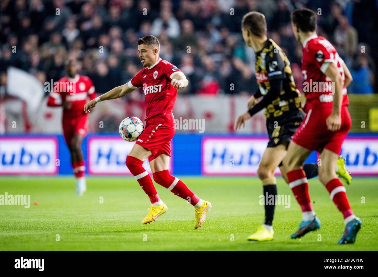 Der Antwerpener Nill De Pauw in Aktion bei einem Fußballspiel zwischen ...