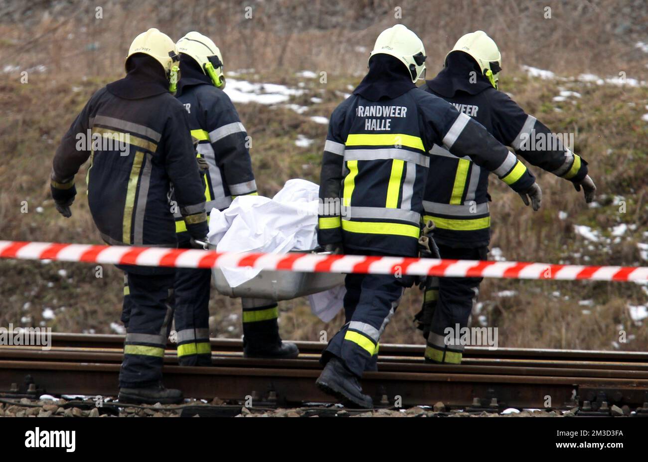 Feuerwehrmänner entfernen die Leichen der Opfer des Zusammenstoßes ...