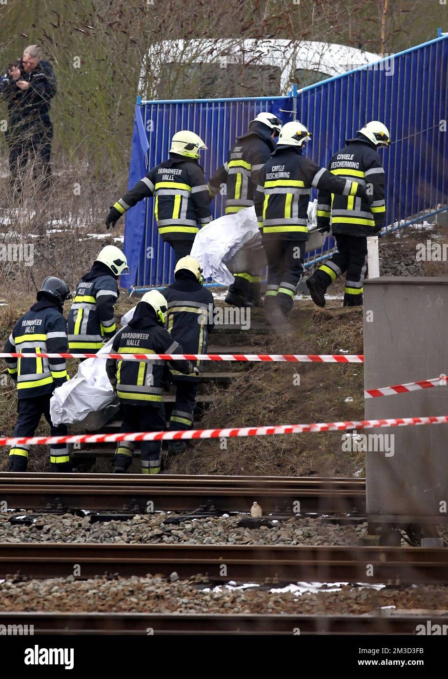 Feuerwehrmänner entfernen die Leichen der Opfer des Zusammenstoßes ...