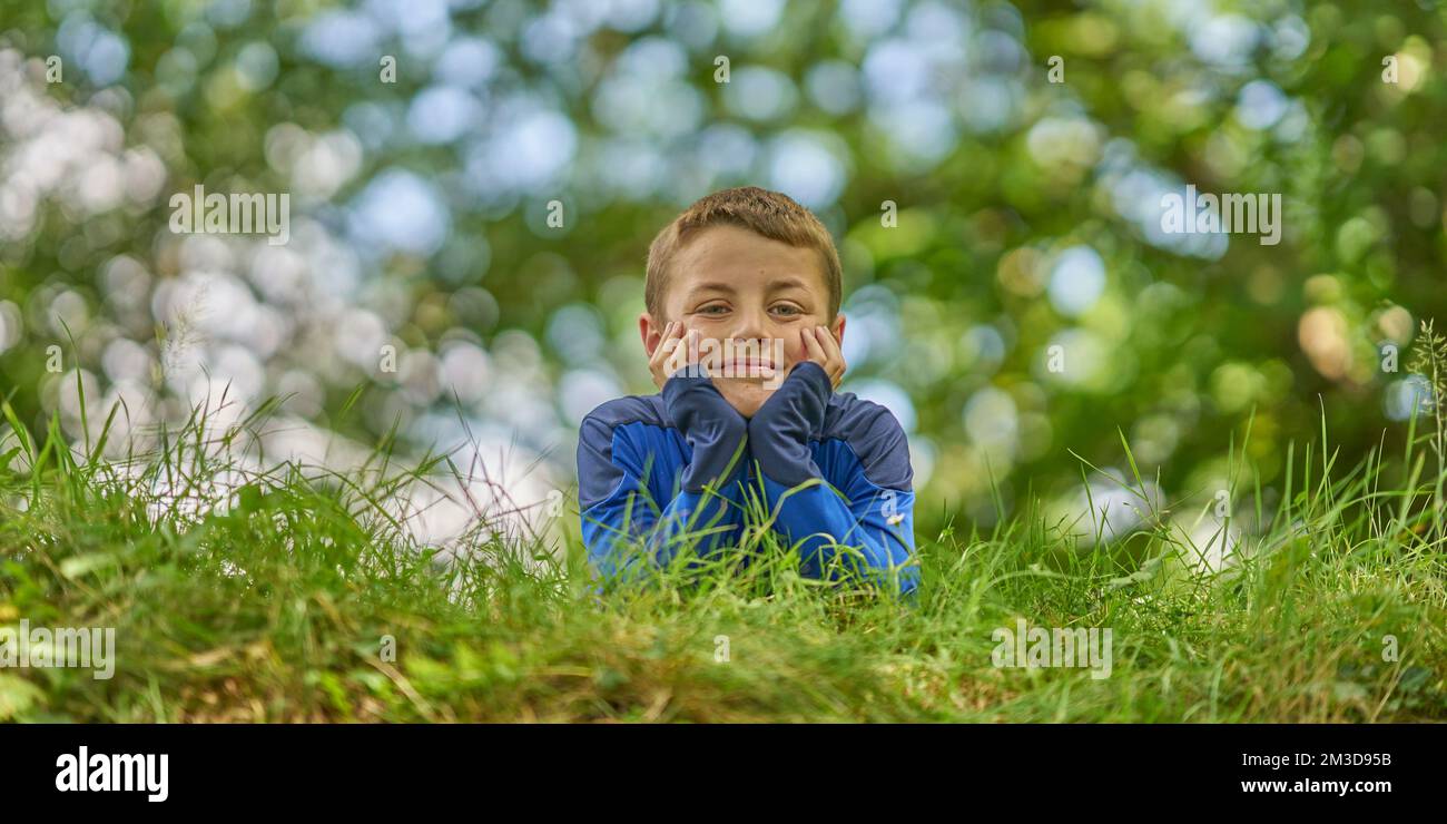 Junge, der sich in einem park entspannt -Fotos und -Bildmaterial in ...