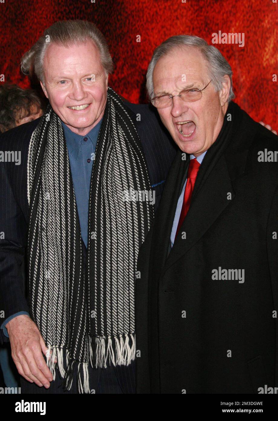 Jon Voight und Alan Alda nehmen am 13. Dezember 2007 am Ziegfeld ...