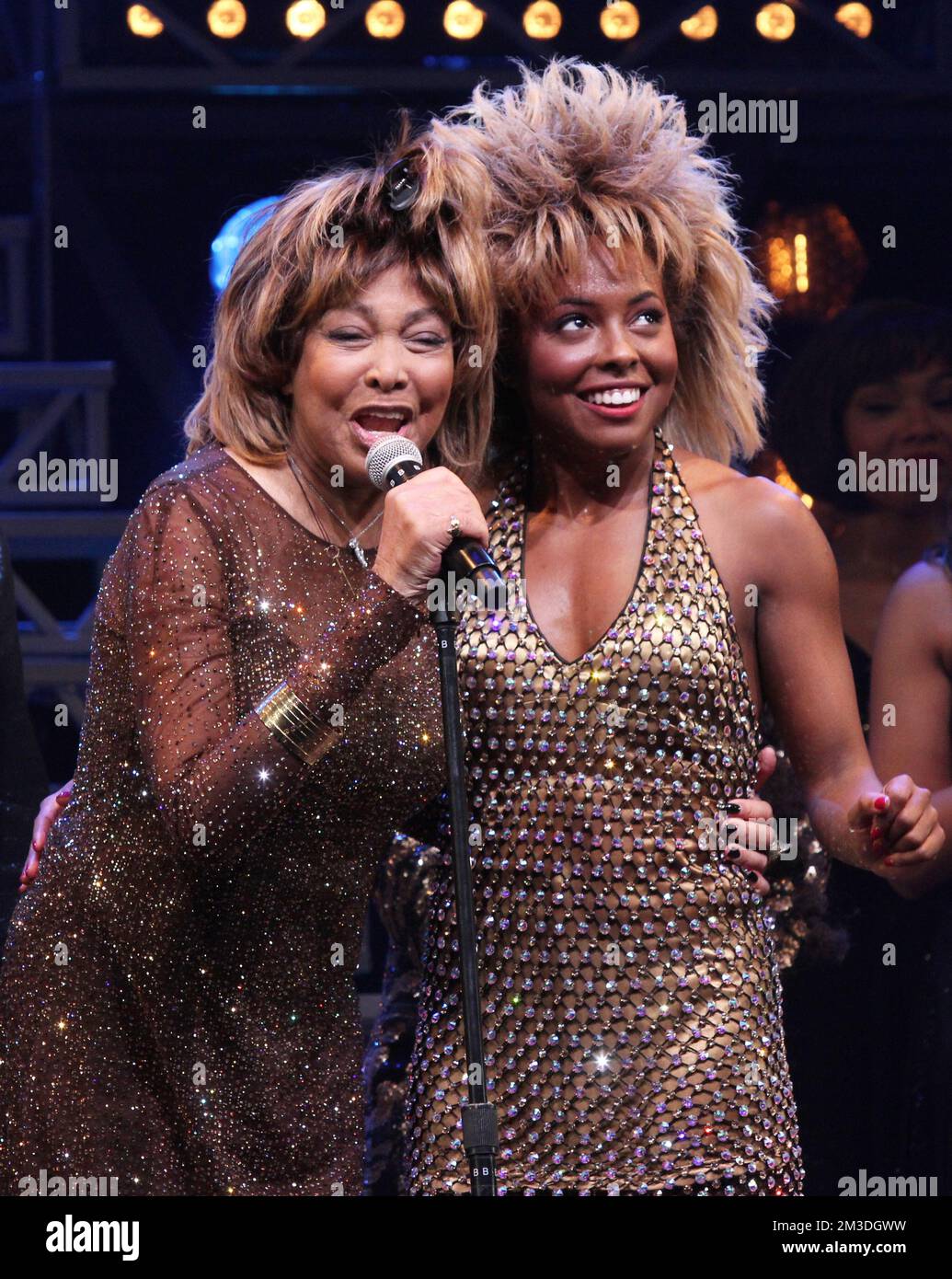 Tina Turner und Adrienne Warren rufen während des Eröffnungsvorhangs am 7. November 2019 im Lunt ...