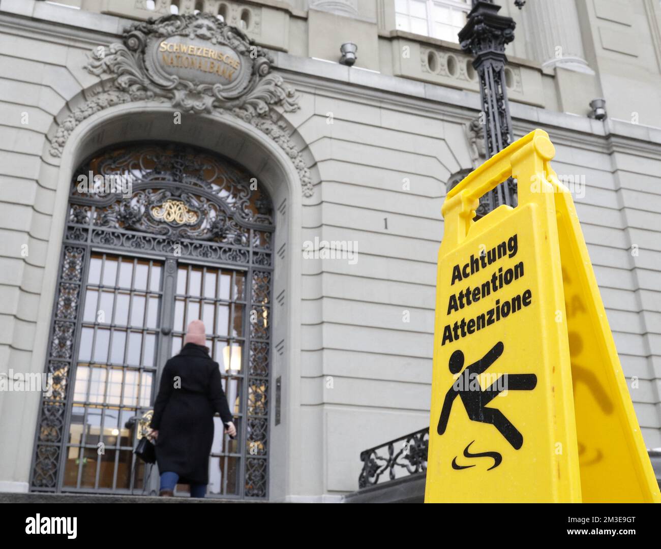 Vor dem Eingang der Schweizerischen Nationalbank (SNB) in Bern, Schweiz ...