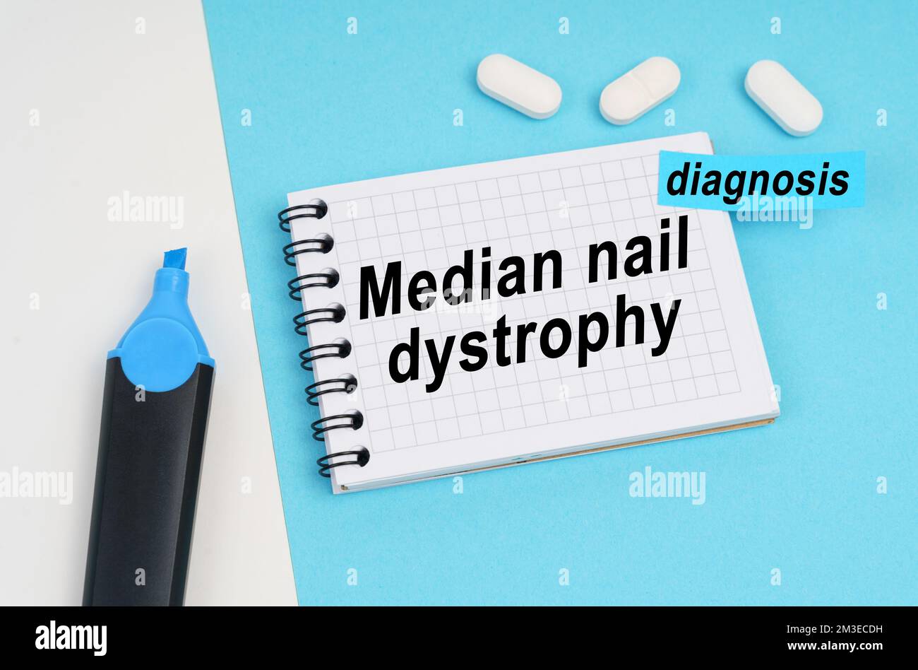 Medizin und Gesundheitskonzept. Auf einer weißen und blauen Oberfläche ...