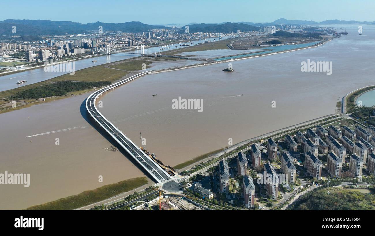 ZHOUSHAN, CHINA - 15. DEZEMBER 2022 - die Chashan-Brücke, die die Insel ...