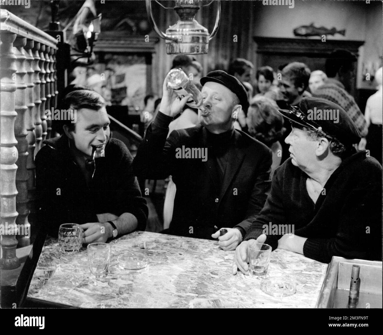 Haifischbar - Jens Brenke (Mitte) gestärkt sich erst einmal, um besser ...