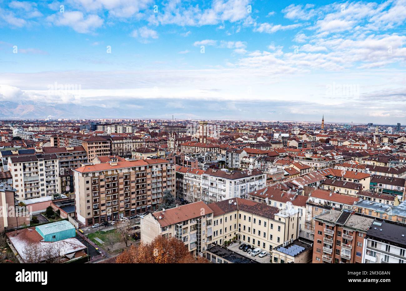 Skyline von Turin, Italien, im Winter. Der Berg hinten und die Mole ...