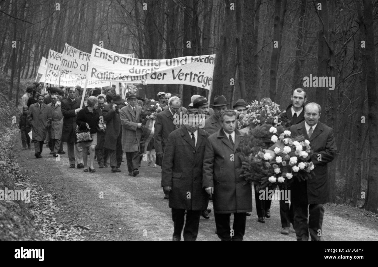 Die Ehrung der Toten durch das Nazi-Regime am Karfreitag 1945, hier in ...