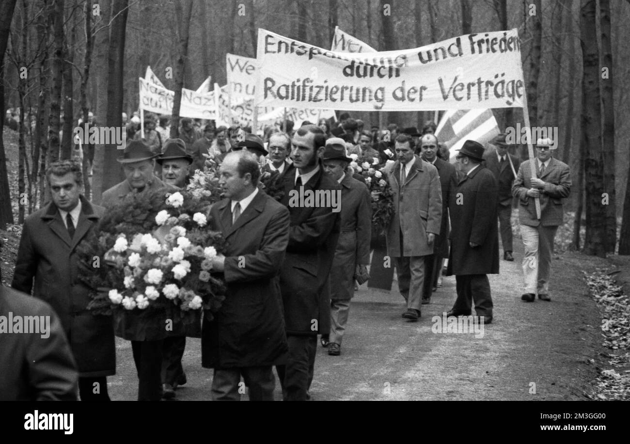 Die Ehrung der Toten durch das Nazi-Regime am Karfreitag 1945, hier in ...