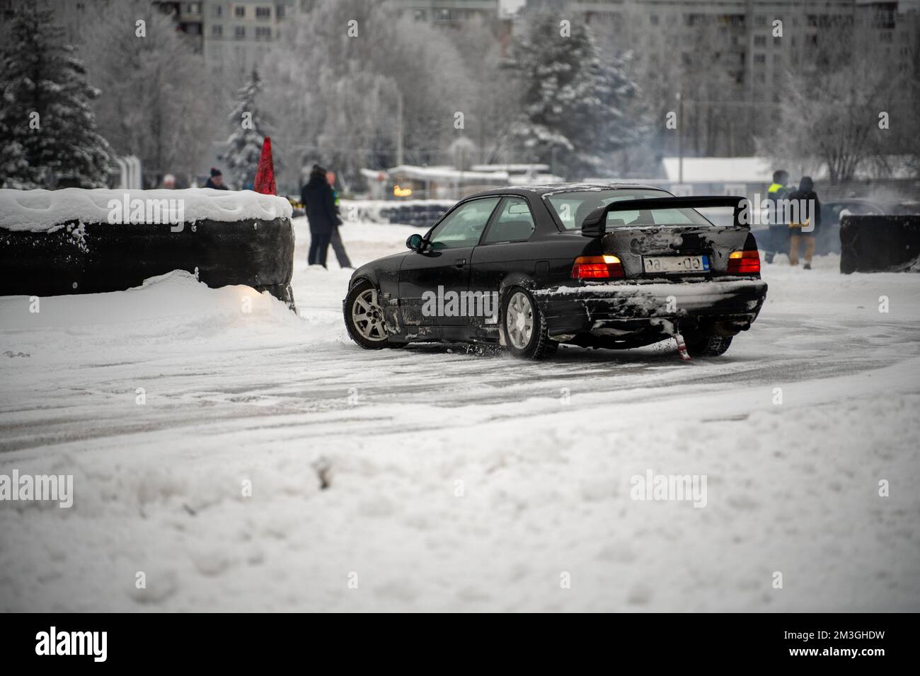 12-12-2022 Riga, Lettland, ein Auto, das im Schnee mit der Motorhaube ... 12-12-2022 Riga, Lettland, ein Auto, das im Schnee mit der Motorhaube ...