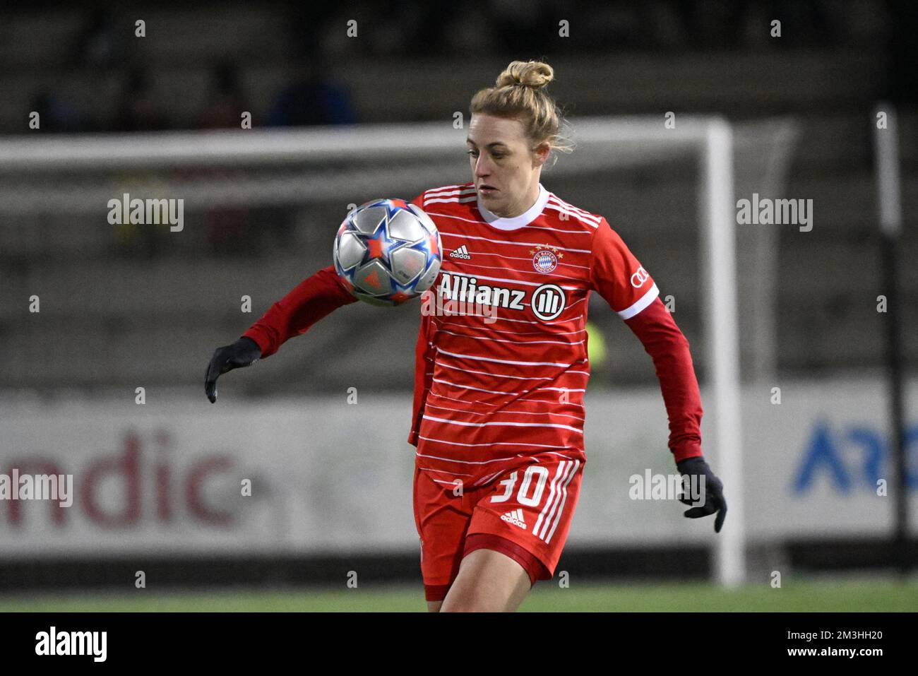 Carolin simon fc bayern münchen mit ball -Fotos und -Bildmaterial in ...