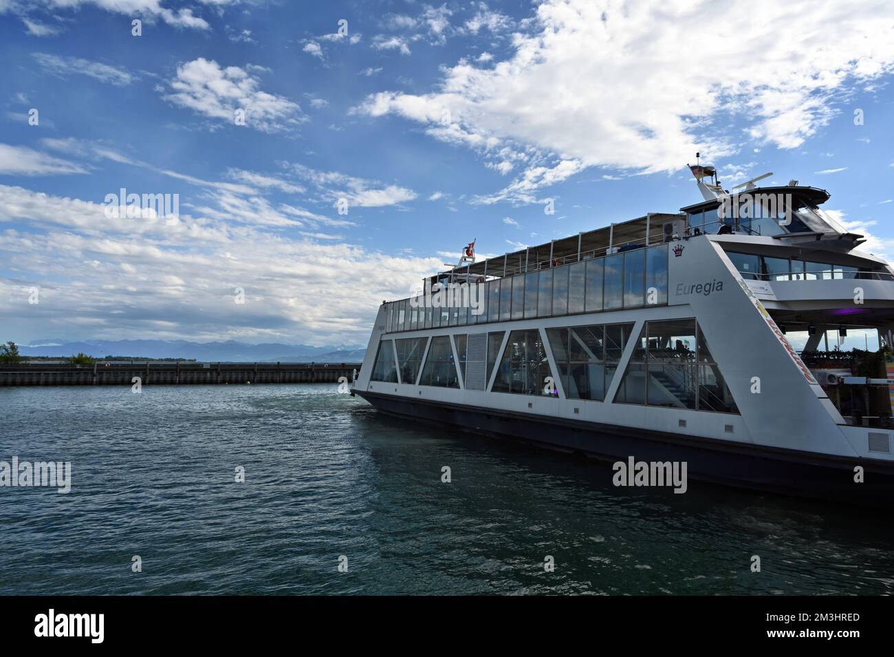 König Karla, das beste Partyboot auf dem Bodensee nähert sich dem Hafen ...