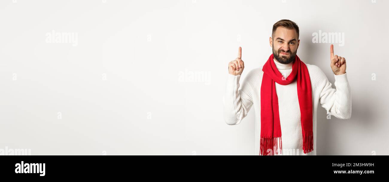 Weihnachtseinkäufe und Winterferien Konzept. Unzufriedener und ...