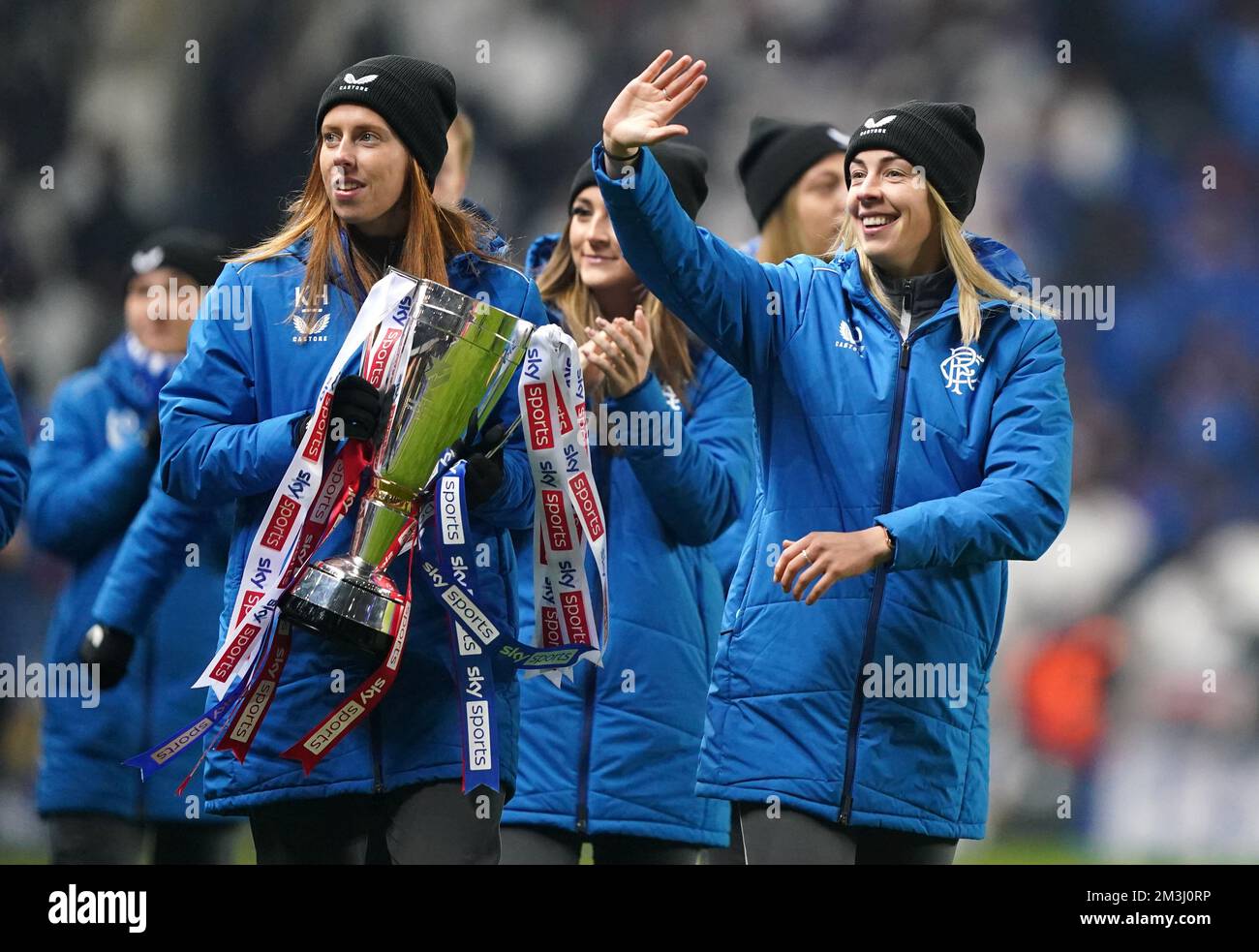 Rangers Kathryn Hill für Damen trägt die Trophäe des Sky Sports Cup ...