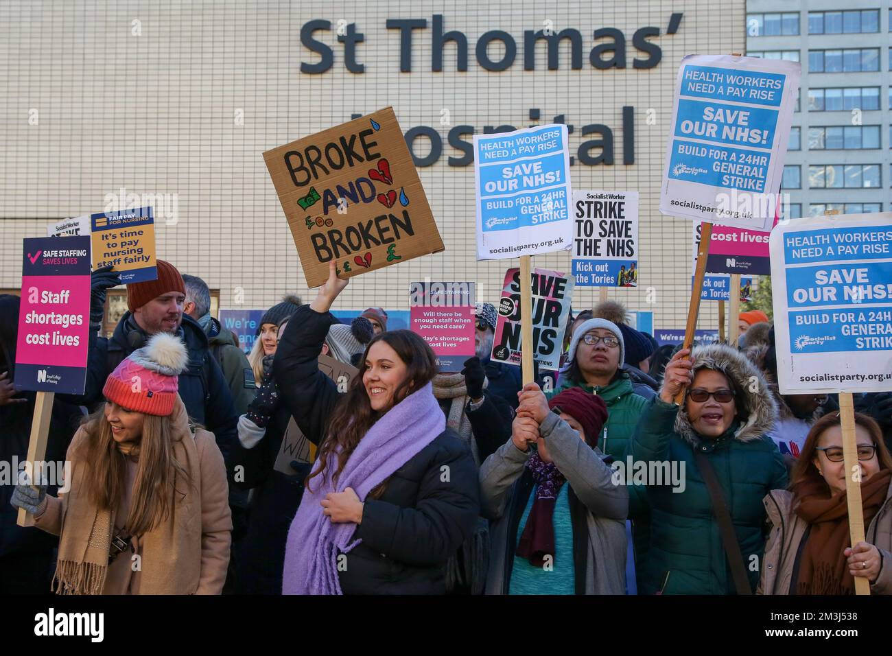 NHS-Krankenschwestern halten während eines Protests außerhalb von St ...