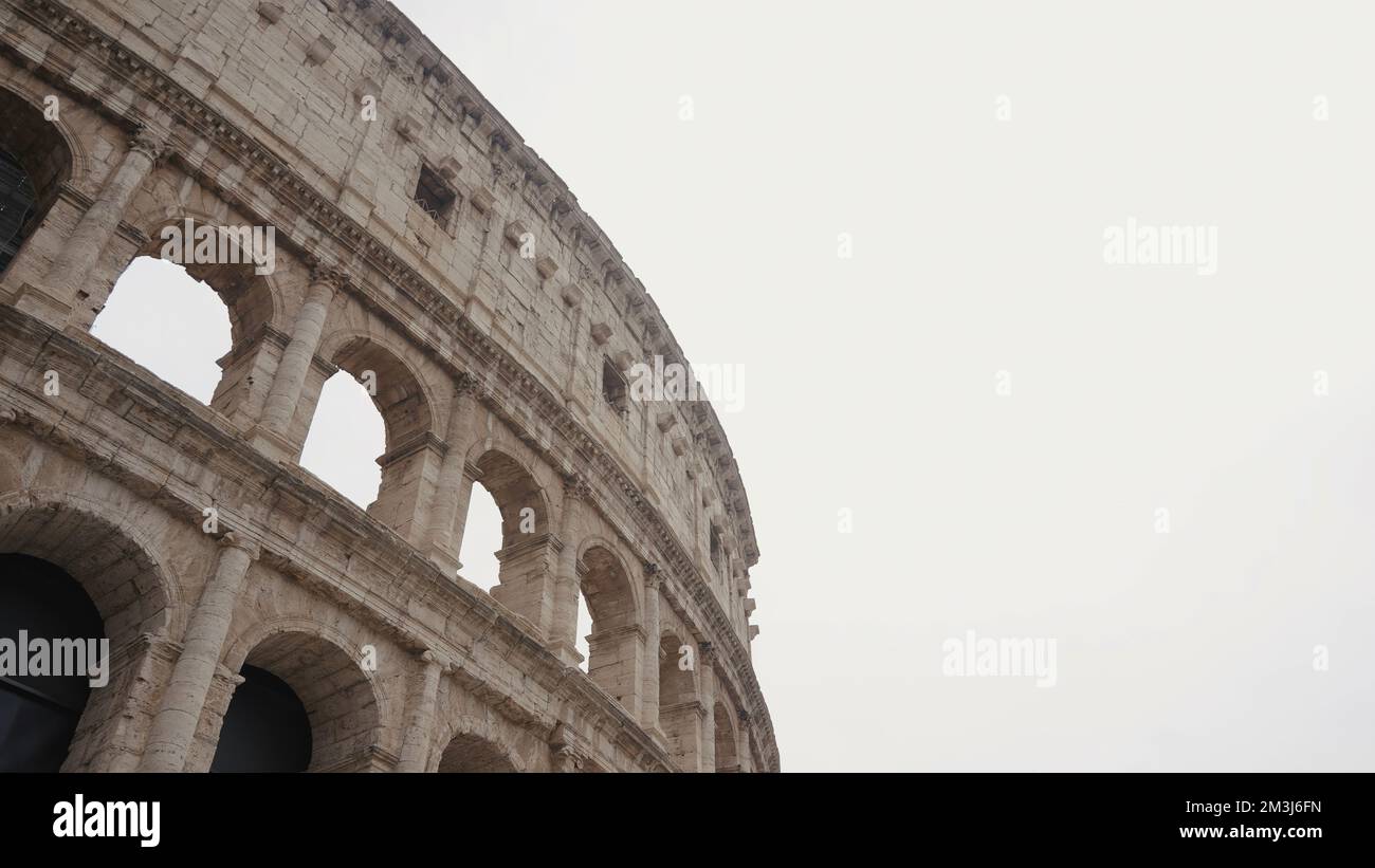 Italien, Rom - 29. Juli 2022: Blick von unten auf die römische ...