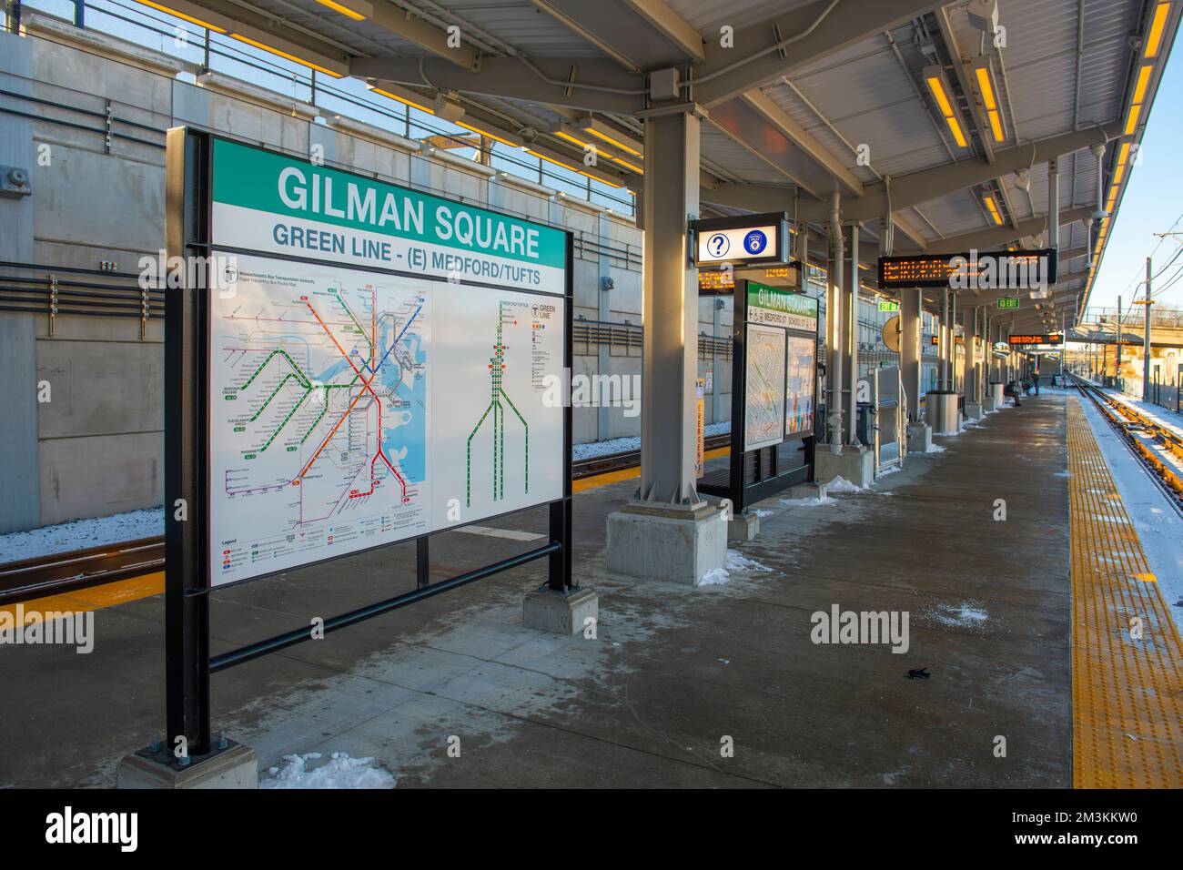 Schild und Karte der MBTA Green Line Gilman Square Station in ...