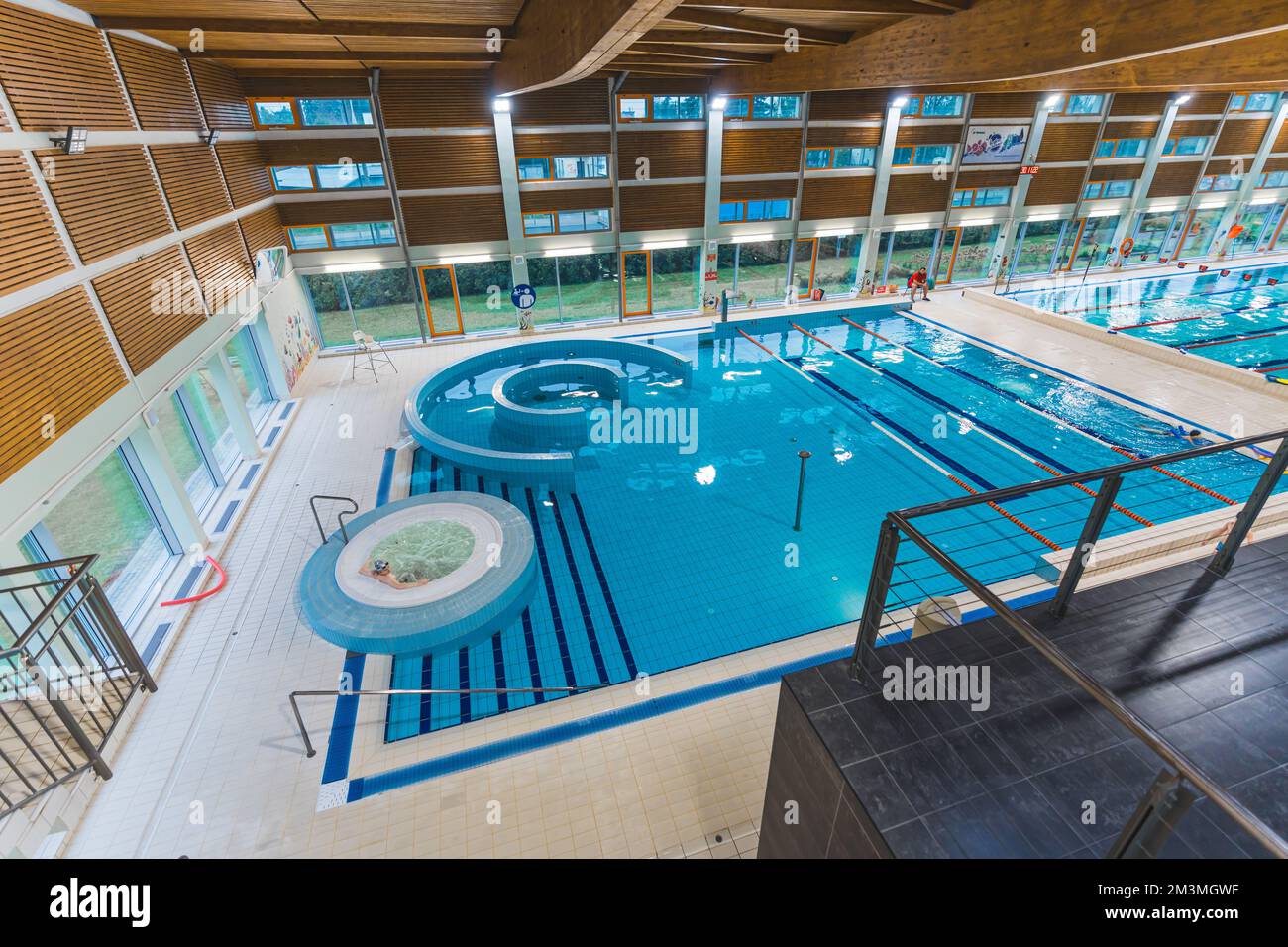 05.12.2022 Ozarow Mazowiecki, Polen - High Shot von einem Swimmingpool ...
