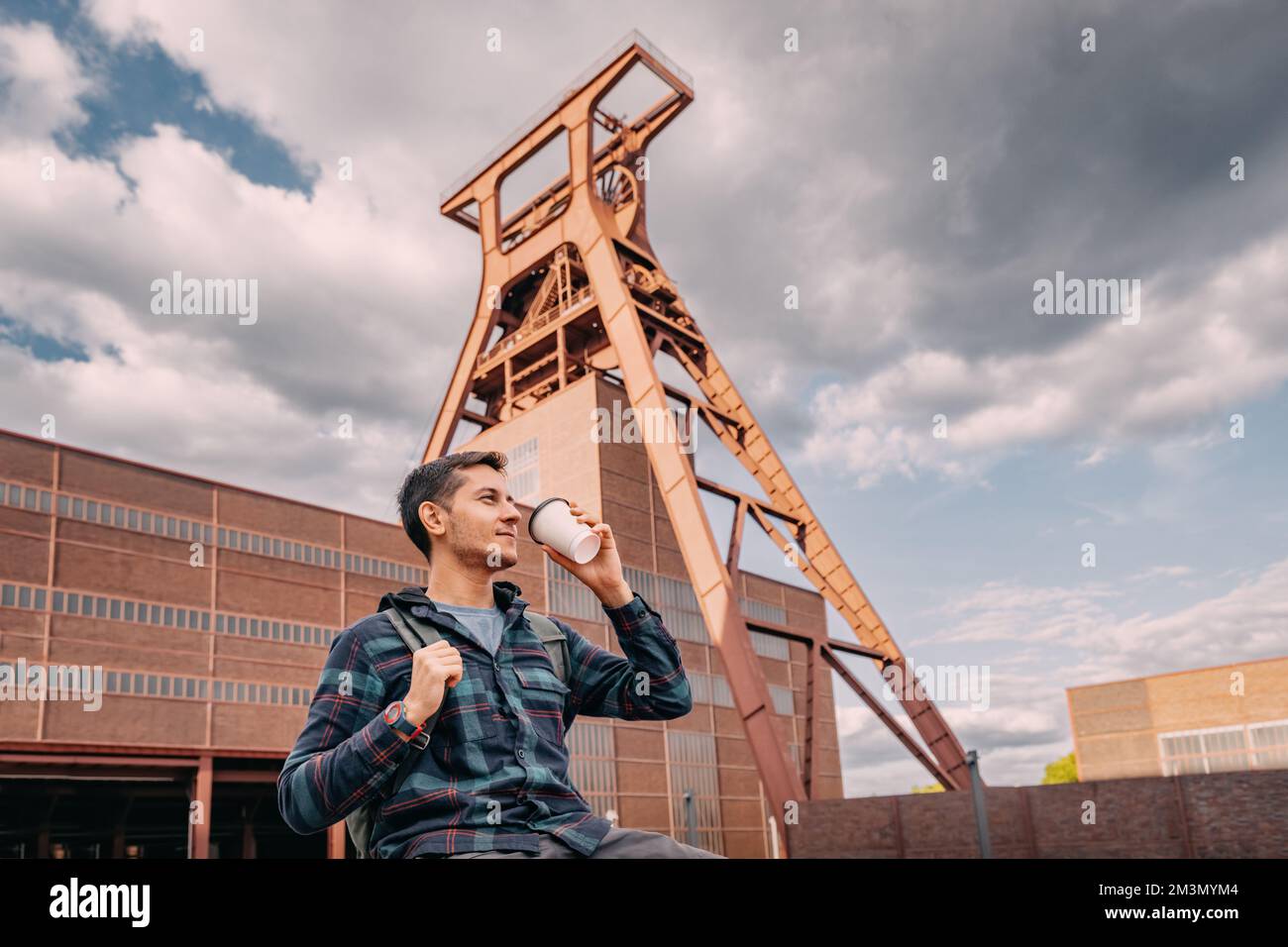 Touristen besuchen das Industrie- und Stadtentwicklungsviertel im ... Touristen besuchen das Industrie- und Stadtentwicklungsviertel im ...