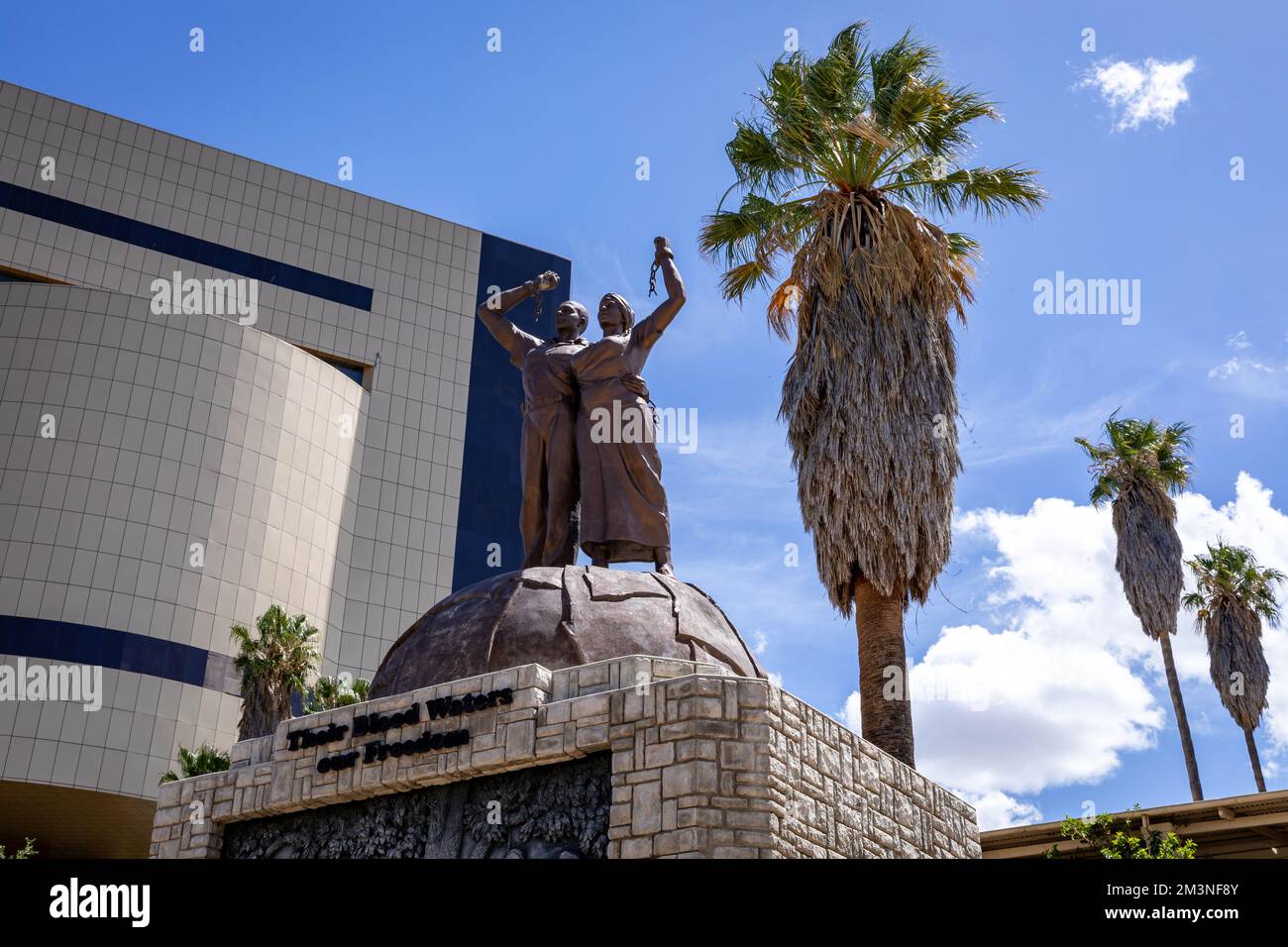 Monument namibia statue windhoek -Fotos und -Bildmaterial in hoher ...