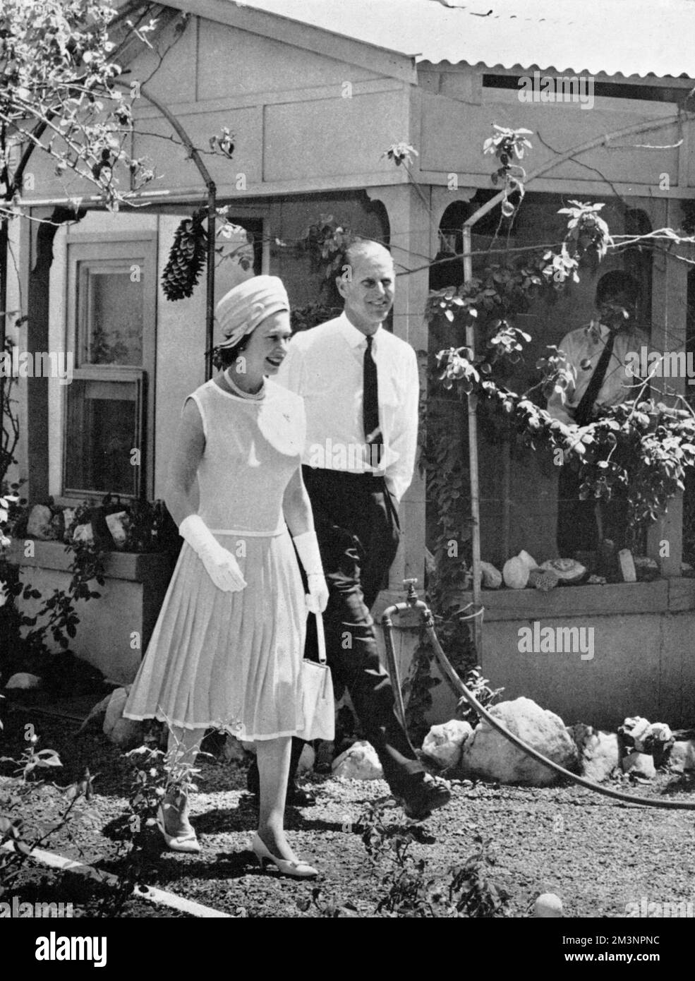 Königin Elizabeth II. Und Prinz Philip verlassen das Haus von Mrs ...