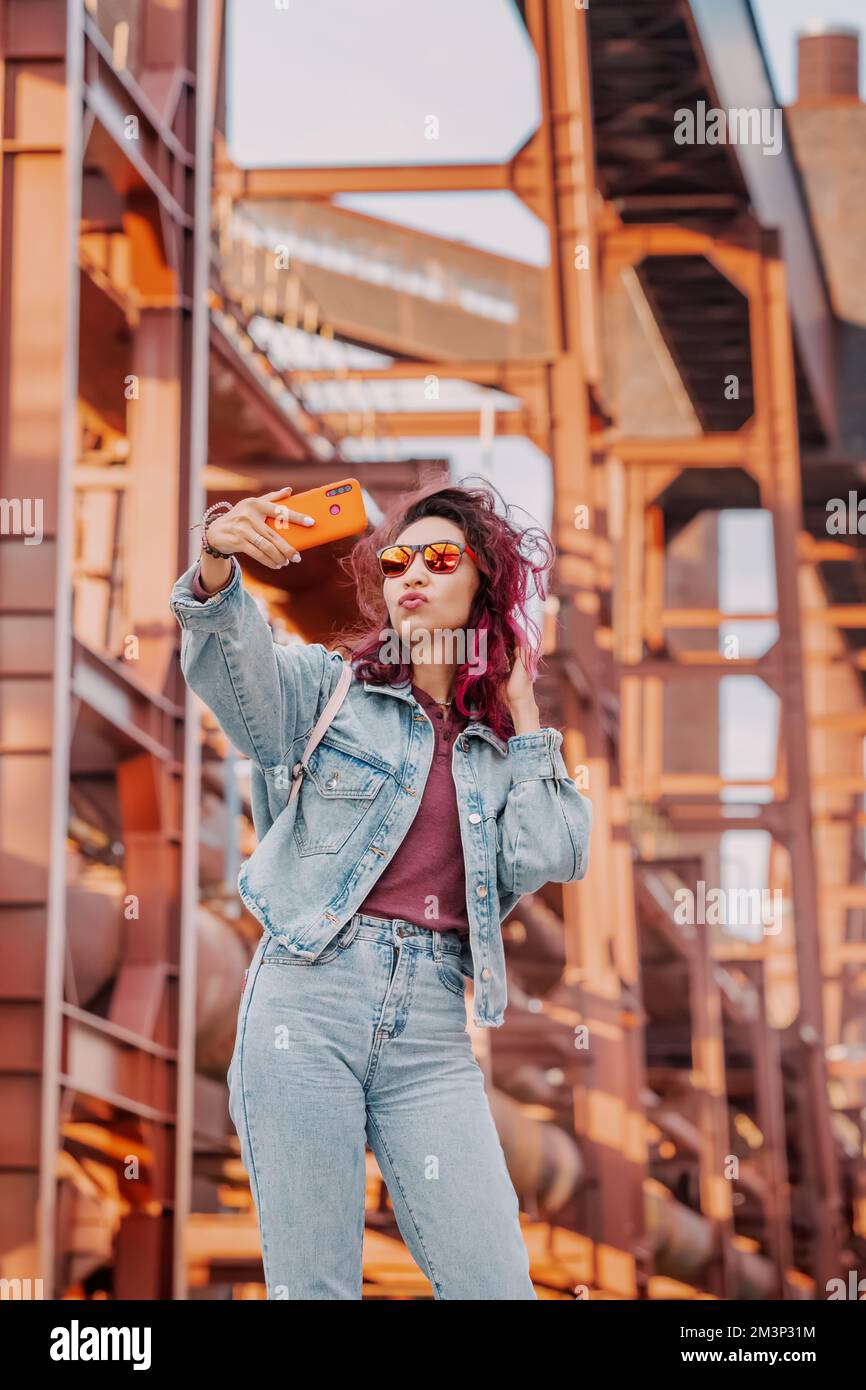 Touristin, die Selfie-Fotos macht, während sie das Industrie- und ... Touristin, die Selfie-Fotos macht, während sie das Industrie- und ...