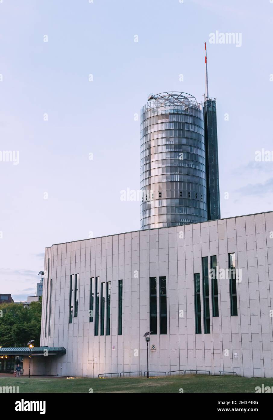 27. Juli 2022, Essen, Deutschland: Westenergie Turm als Hauptsitz des ...
