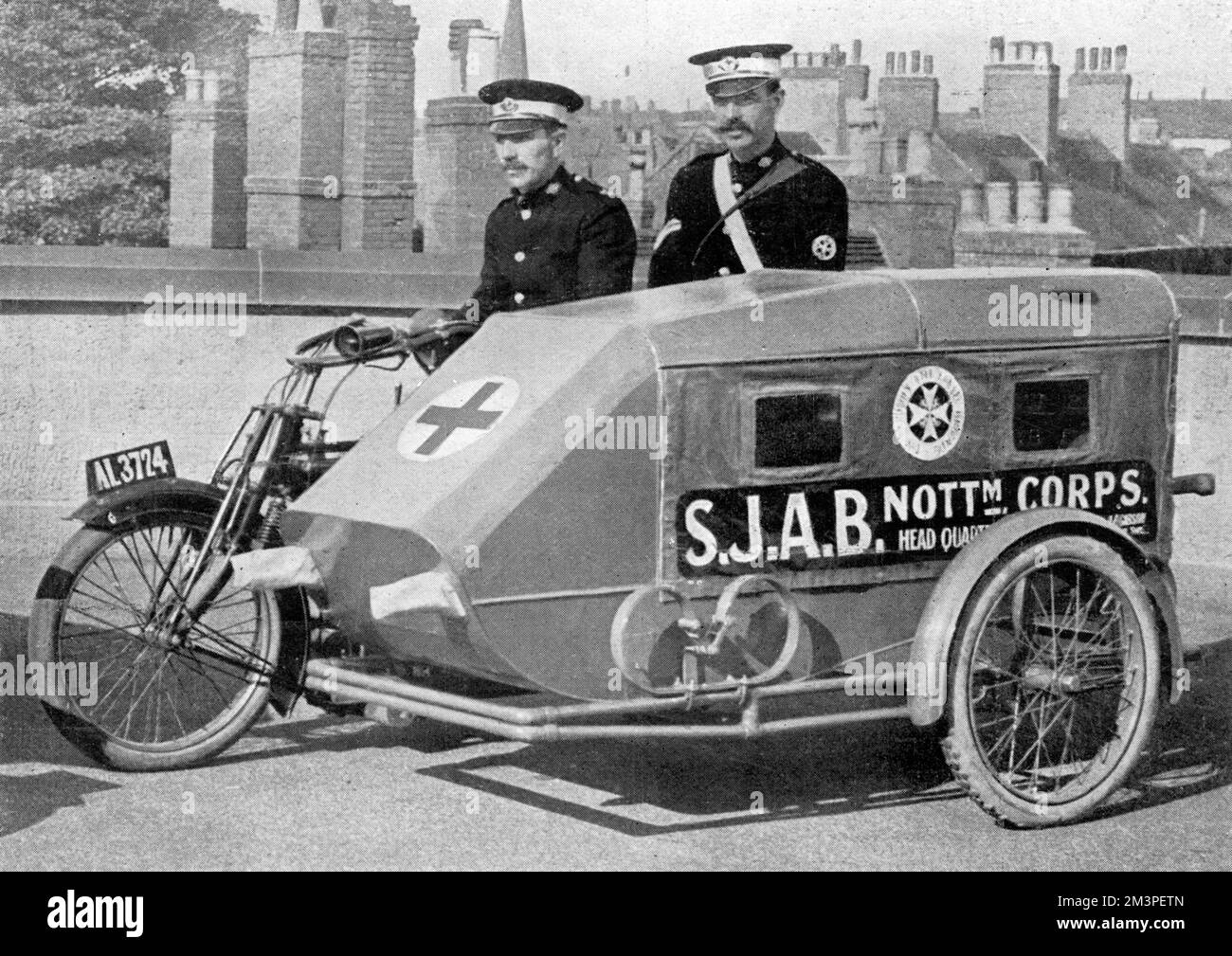Ein Rotes Kreuz-Krankenwagen mit Motorrad, erster Weltkrieg. 1917 ... Ein Rotes Kreuz-Krankenwagen mit Motorrad, erster Weltkrieg. 1917 ...