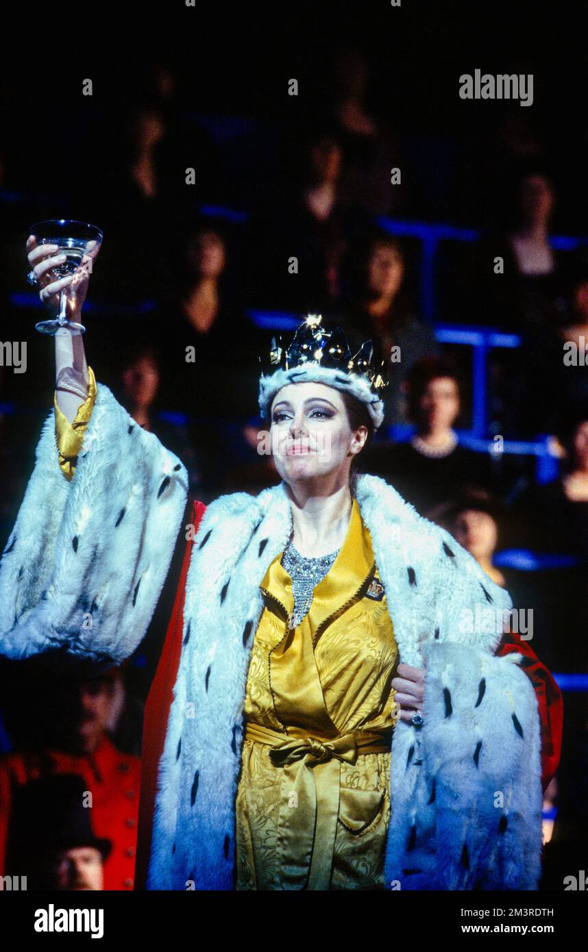 Kristine Ciesinski (Lady Macbeth) in MACBETH an der English National ...