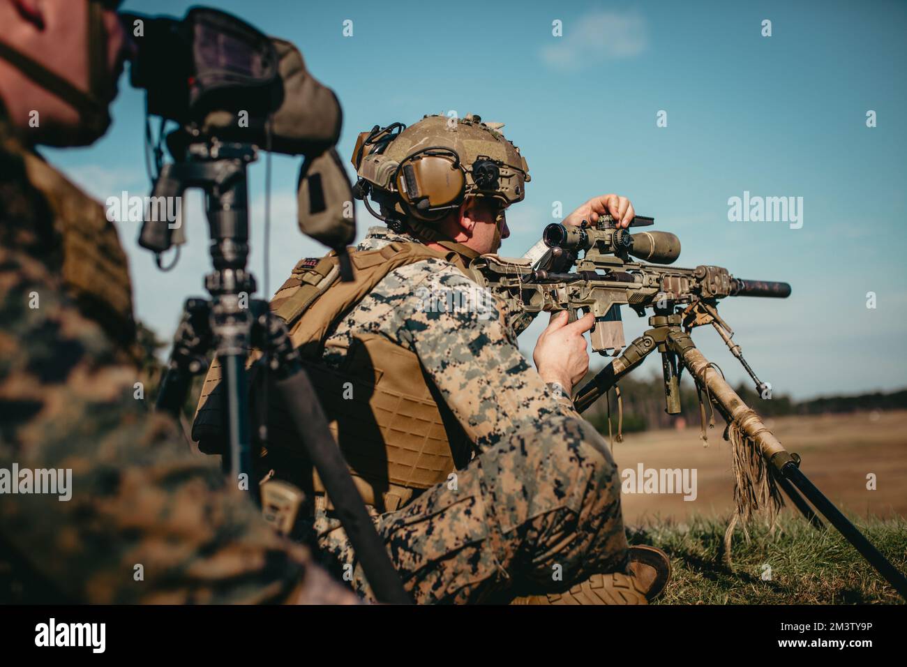 Sniper spotter -Fotos und -Bildmaterial in hoher Auflösung – Alamy