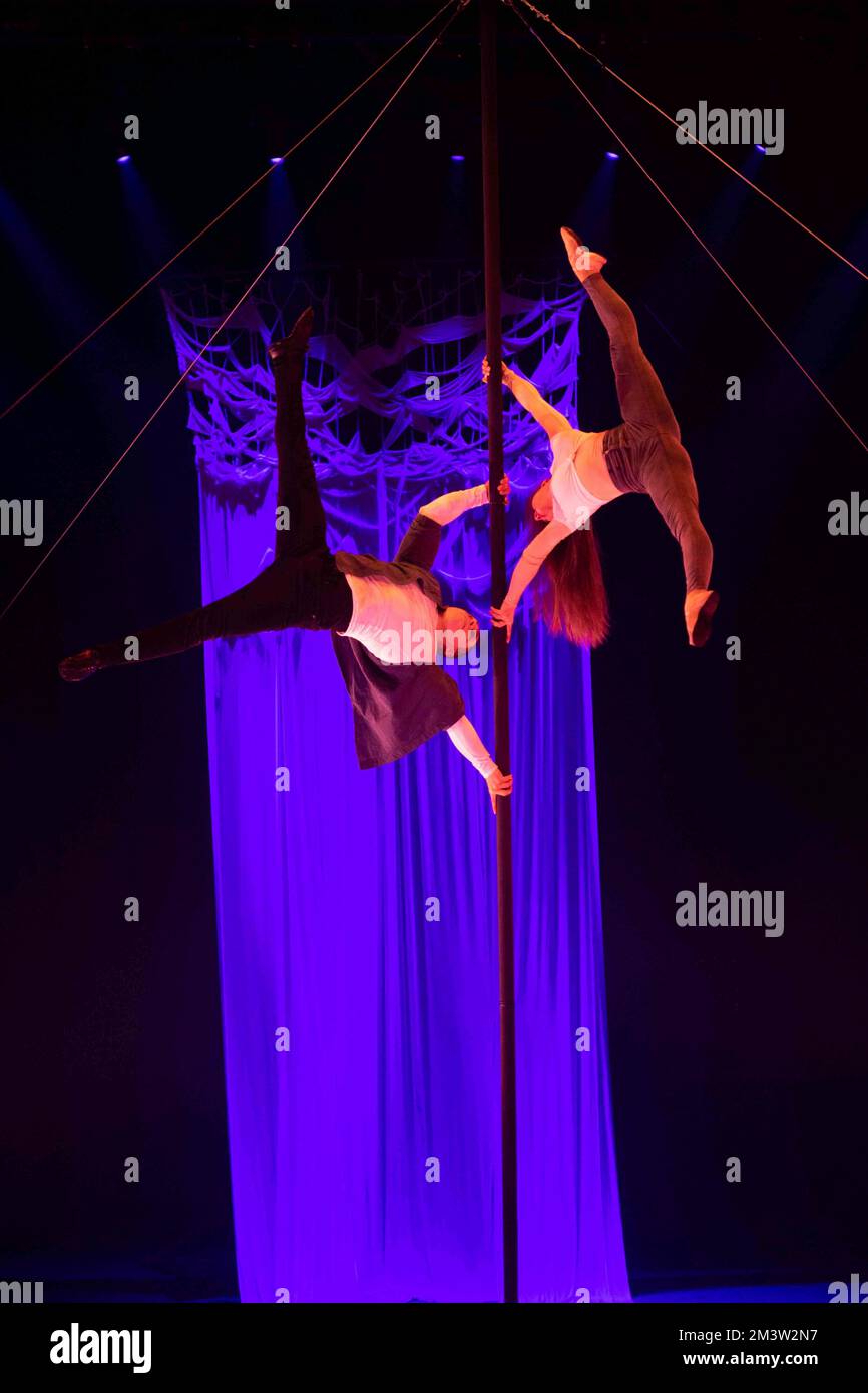 Duisburg, Deutschland. 16.. Dezember 2022. Duo DEVLIKANOV, Pole, Damce ...