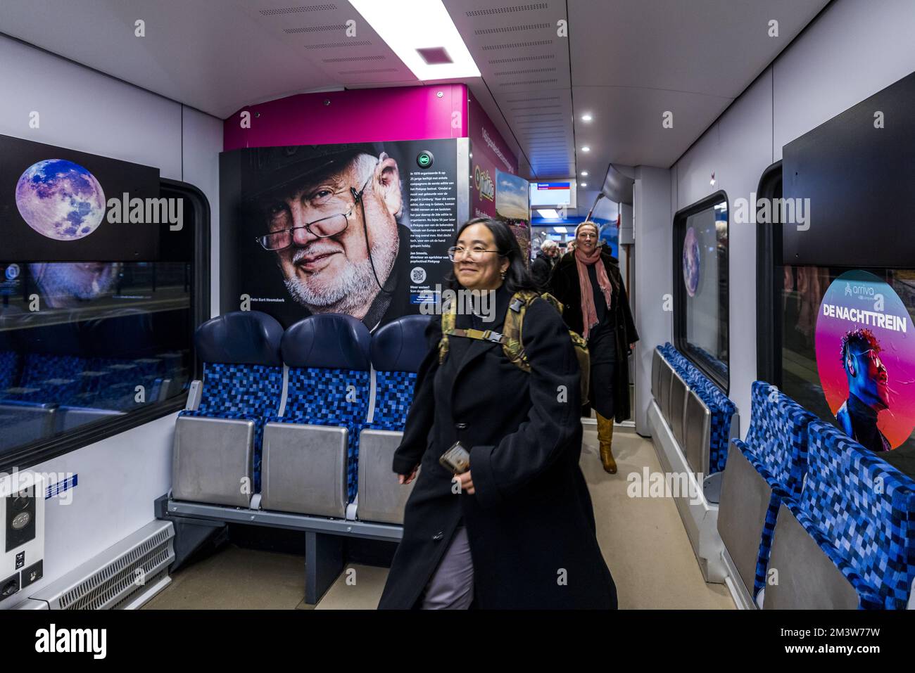 MAASTRICHT - ein Nachtzug auf dem Bahnsteig des Maastricht Bahnhofs. Von nun an läuft Arriva ...