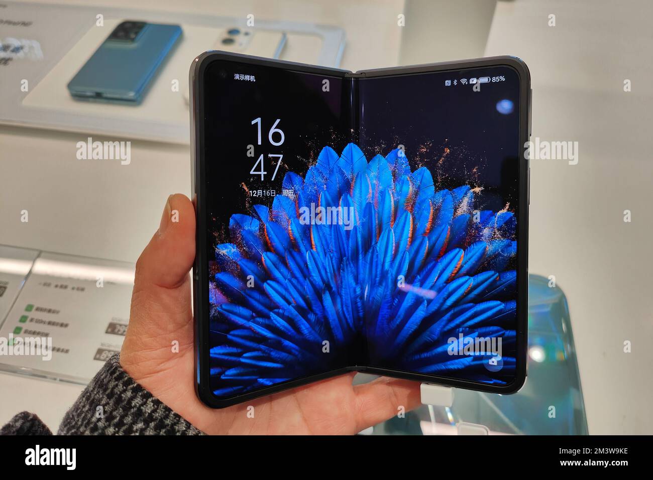 SHANGHAI, CHINA - 16. DEZEMBER 2022 - Ein Kunde erlebt die OPPO Find N2 ...