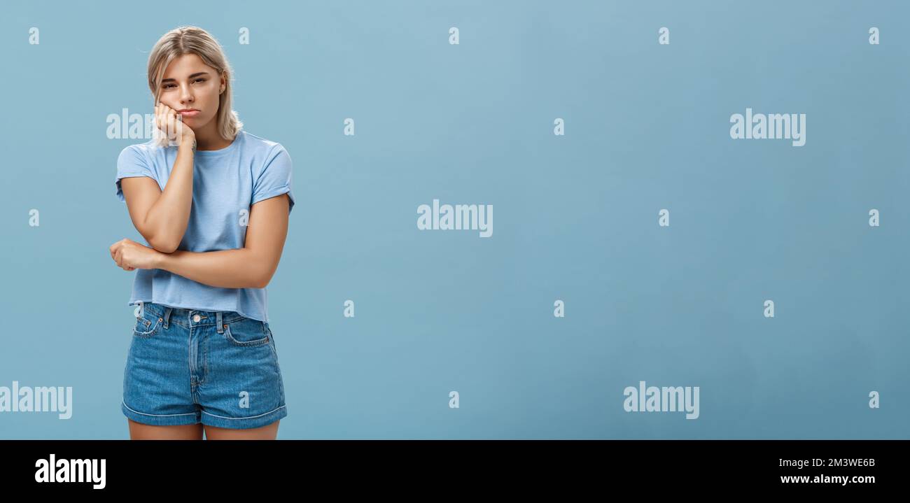 Studioaufnahme von unzufrieden launisch Freundin Gefühl enttäuscht ...