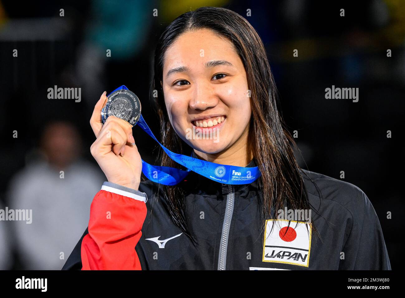 Miyu Namba aus Japan zeigt die Silbermedaille nach dem Wettkampf im ...