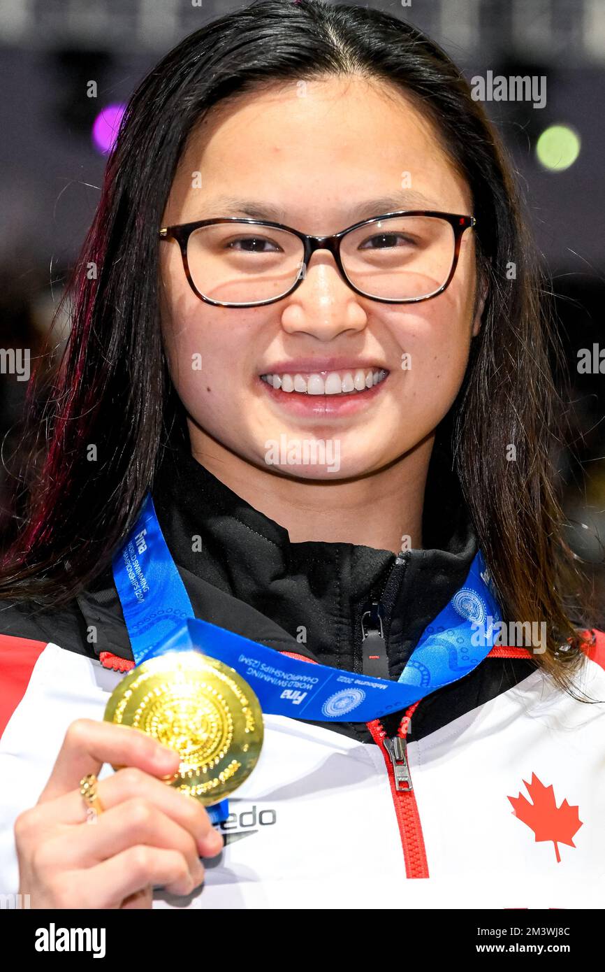 Margaret MacNeil von Kanada zeigt die Goldmedaille nach dem Wettkampf ...