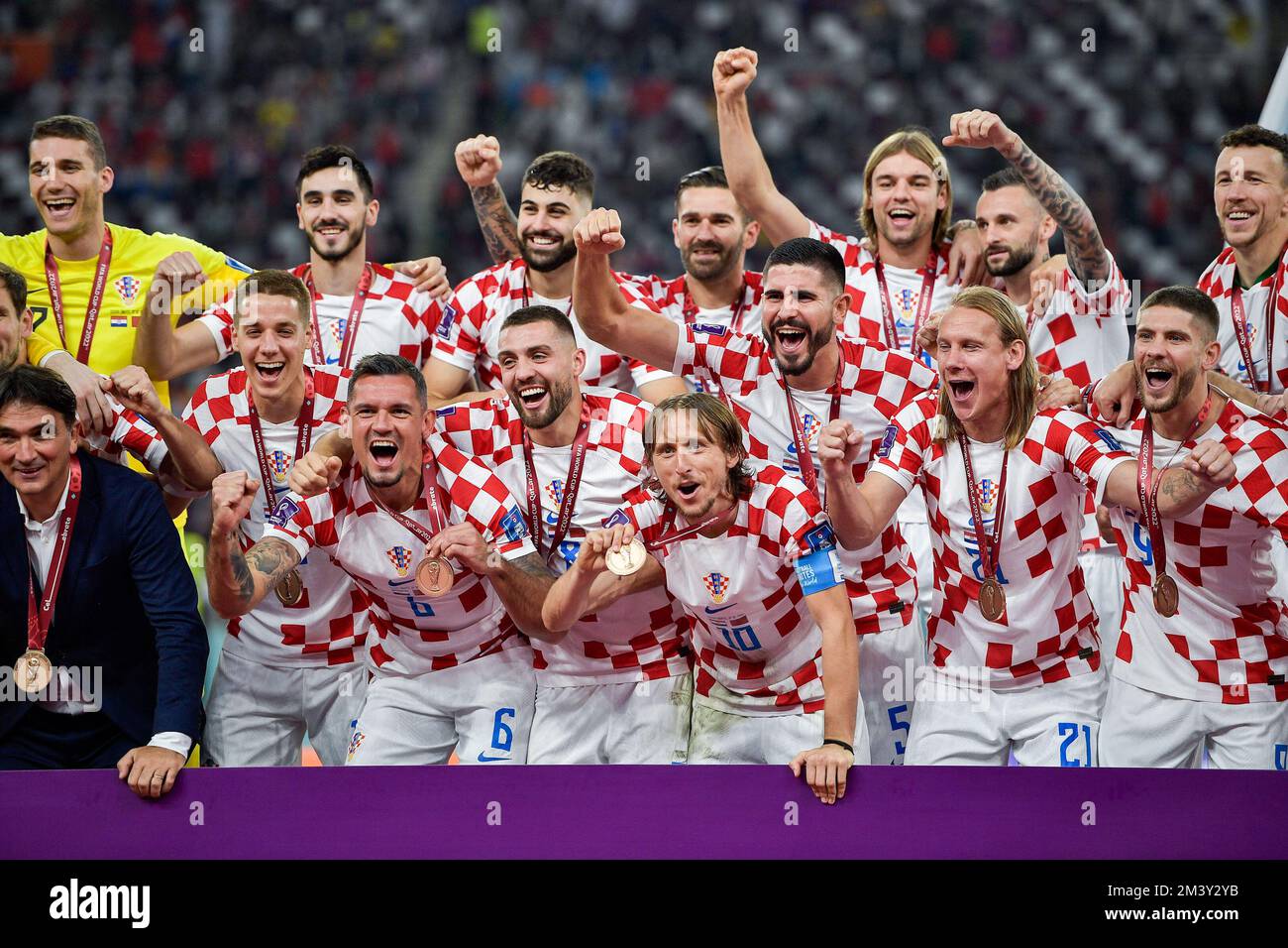 DOHA, KATAR - DEZEMBER 17: Dominik Livakovic von Kroatien, Josip ...