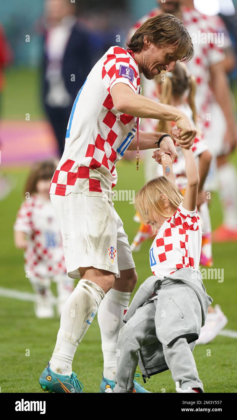 Kroatiens Luka Modric mit seiner Tochter auf dem Spielfeld nach dem ...