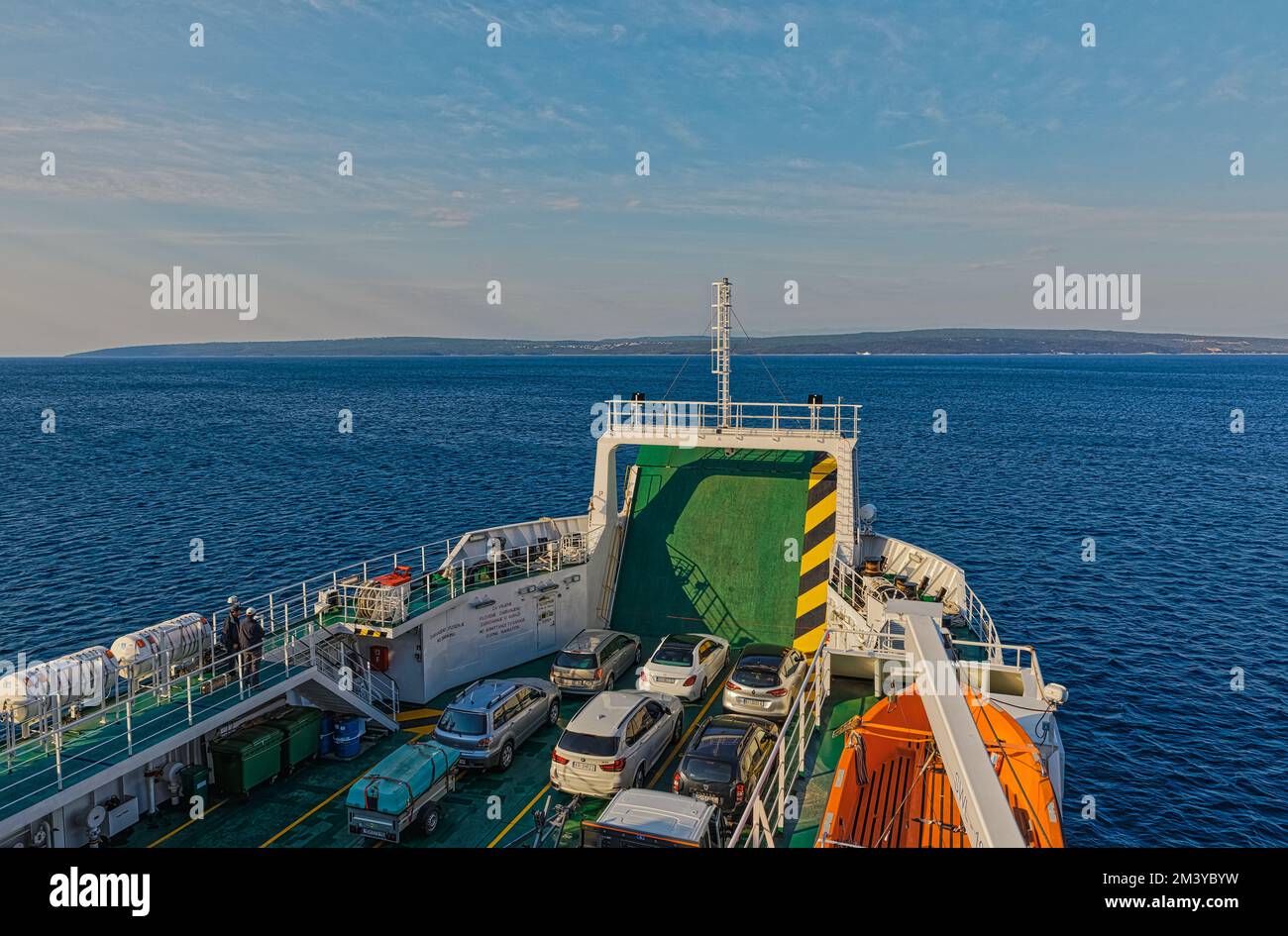 POROZINA CRES, KROATIEN - April 25 2020: Einstieg in die Passagier- und Fahrzeugfähre zwischen ...