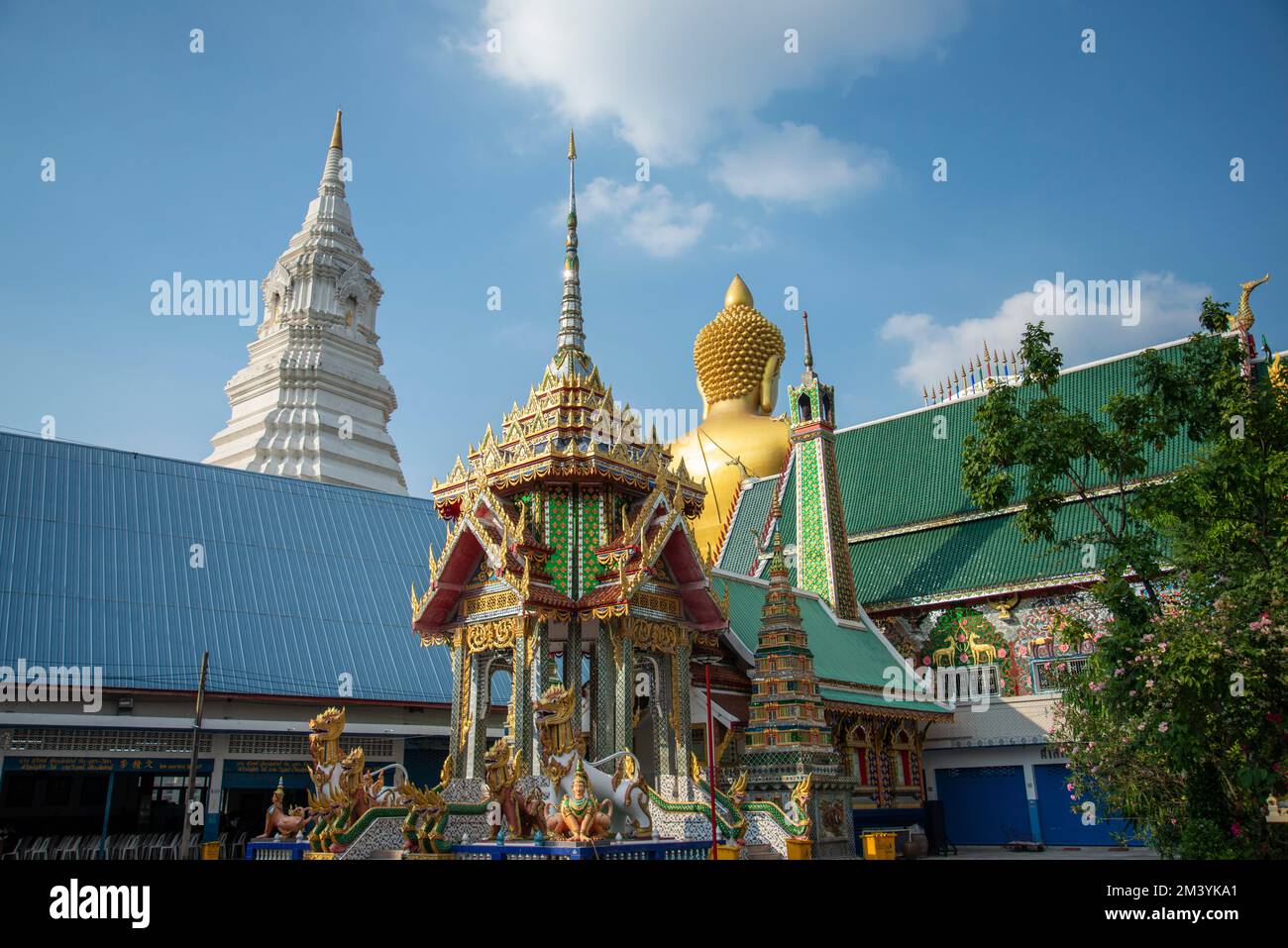 Wat Khun Chan, Front, Big Budda Dhammakaya Thep Mongkol Buddha, dahinter, in Thonburi in der ...