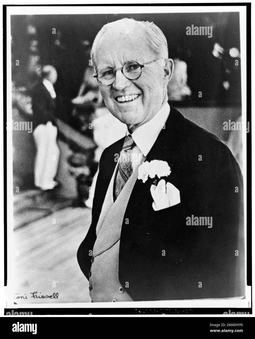 Joseph P. Kennedy, Porträt halber Länge, steht, leicht links ...