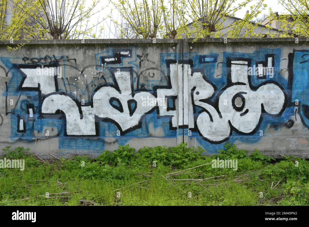 Spezielles Graffiti mit einer Dose in Weiß und Blau mit einem ...